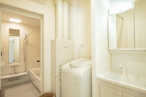 Apartamento, 1 quarto | Casa de banho | Artigos de higiene pessoal grátis, um secador de cabelo, chinelos 