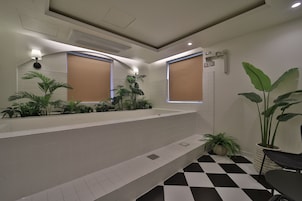 Deluxe Twin Morocco - Jacuzzi | Casa de banho | Um polibã e uma banheira separados, uma banheira de imersão total 