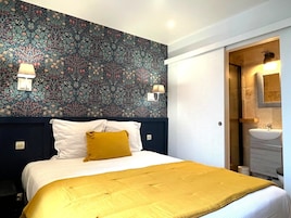 Quarto casal conforto, vista para o pátio | Ferros/tábuas de passar roupa, Wi-Fi de cortesia