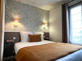 Quarto casal superior, vista para a cidade | Ferros/tábuas de passar roupa, Wi-Fi de cortesia