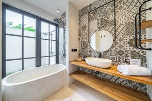Apartamento Deluxe, vista para o jardim | Casa de banho | Chinelos 
