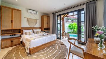 Apartamento superior, piscina particular, vista para o jardim | Cofres nos quartos, cortinas blackout, ferros/tábuas de passar roupa