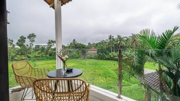 Apartamento grand, vista para o jardim | Vista do quarto