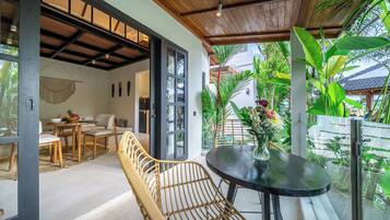 Apartamento conforto, vista para o jardim | Opções para refeição ao ar livre