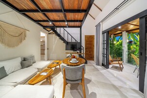 Apartamento Clássico, vista para o jardim | Sala de estar | Smart TV de 50 polegadas com canais digitais