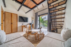 Apartamento Design, vista para o jardim | Cofre no quarto, cortinas/cortinados opacos, ferro/tábua de engomar
