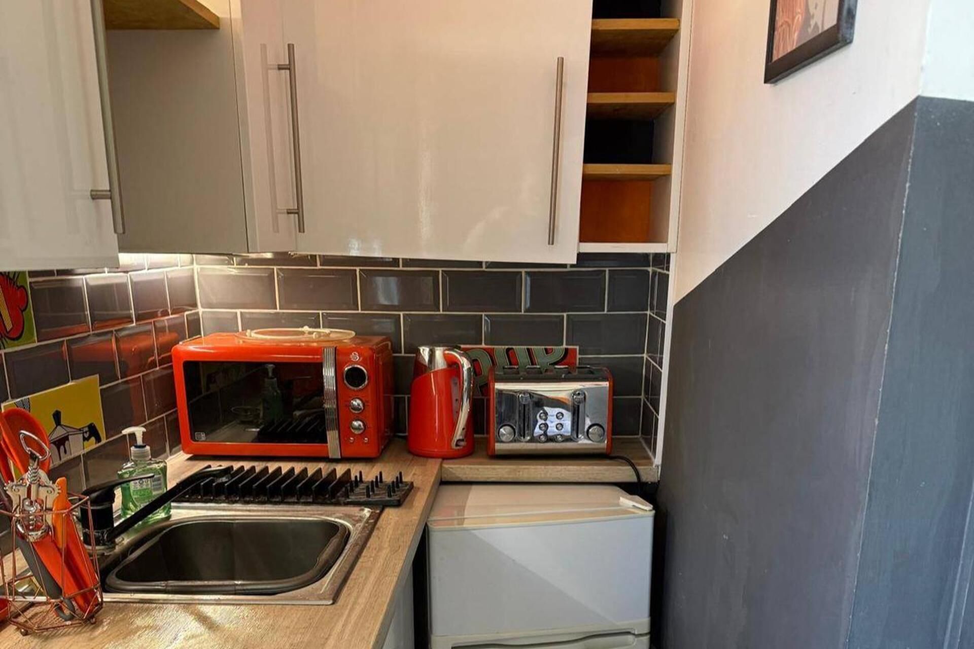 Geladeira, micro-ondas, cooktop, chaleira elétrica