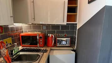 Geladeira, micro-ondas, cooktop, chaleira elétrica