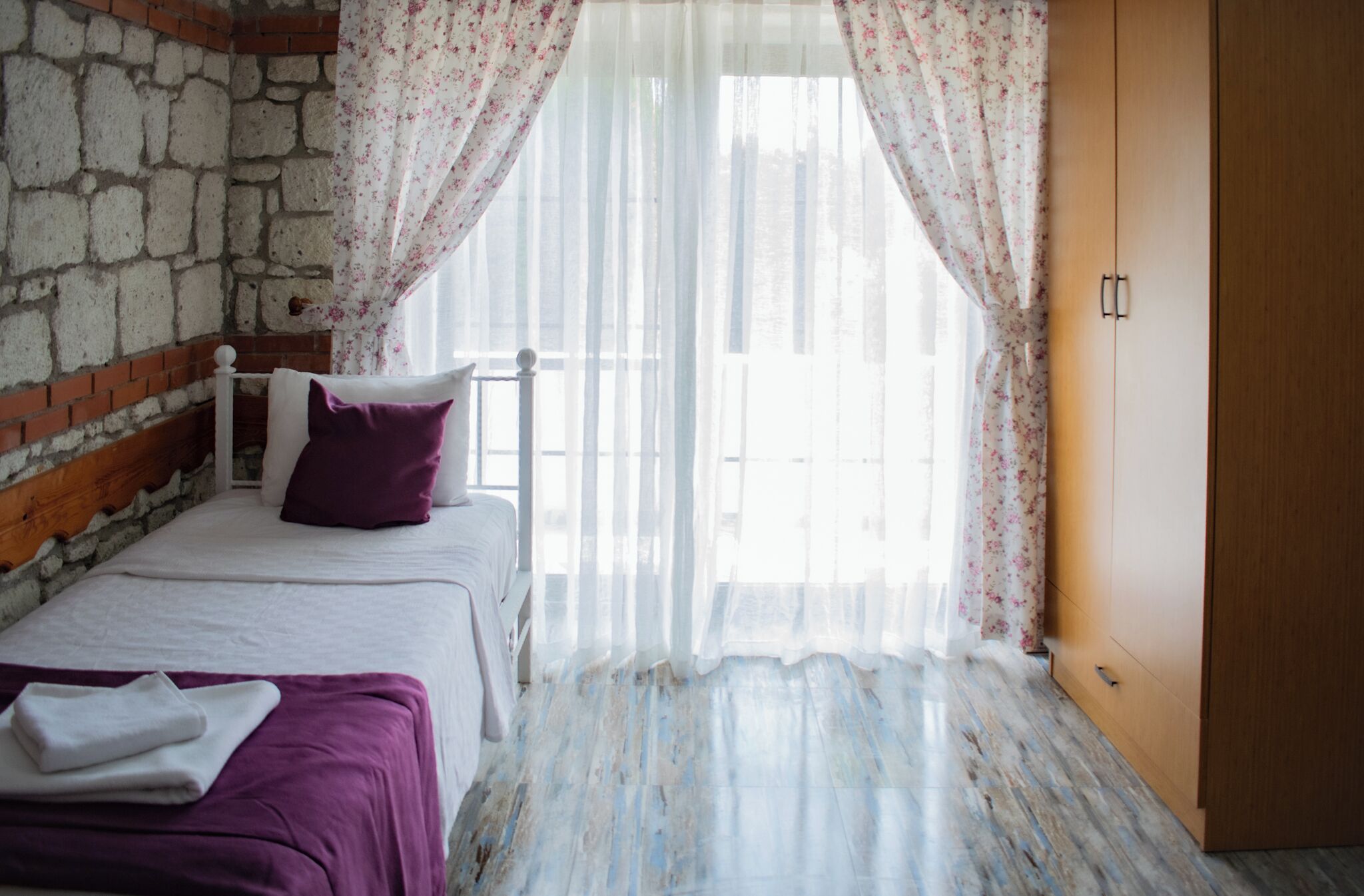 Quarto Triplo Standard, vista para a piscina | Secretária, Wi-fi grátis 