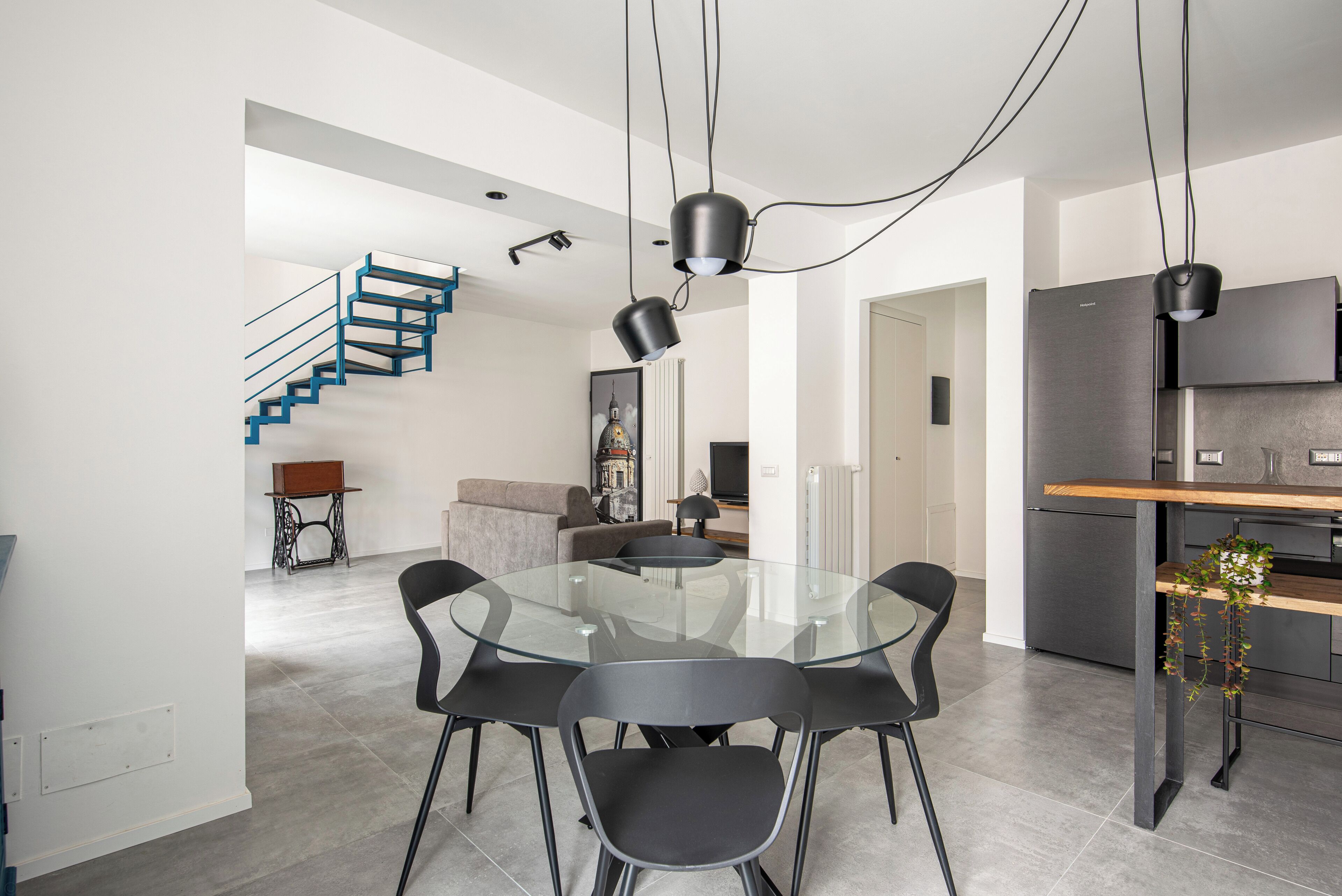 Apartamento, 2 quartos, sacada | Área de estar | TV 30 polegadas com canais via satélite