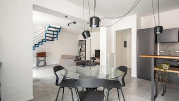 Apartamento, 2 quartos, sacada | Área de estar | TV 30 polegadas com canais via satélite