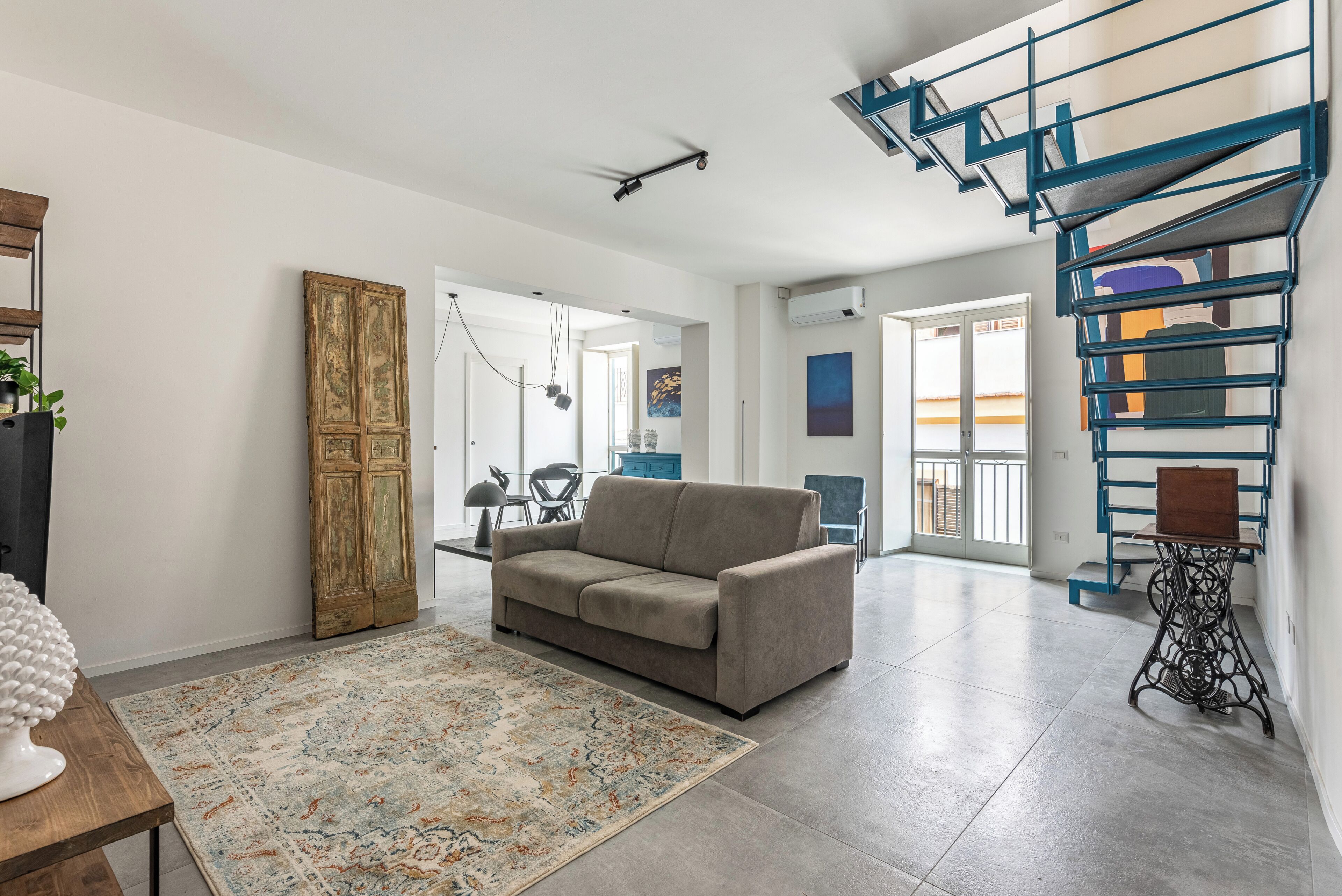 Apartamento, 2 quartos, sacada | Área de estar | TV 30 polegadas com canais via satélite
