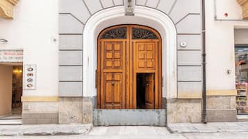 Apartamento, 2 quartos, sacada | Detalhe da fachada