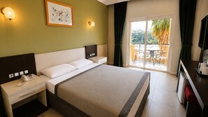 Quarto Duplo Standard, varanda, vista para a montanha | Lençóis de algodão egípcio, roupa de alta qualidade, minibar 