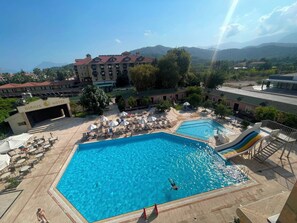 Quarto Duplo Standard, varanda, vista para a piscina | Lençóis de algodão egípcio, roupa de alta qualidade, minibar 