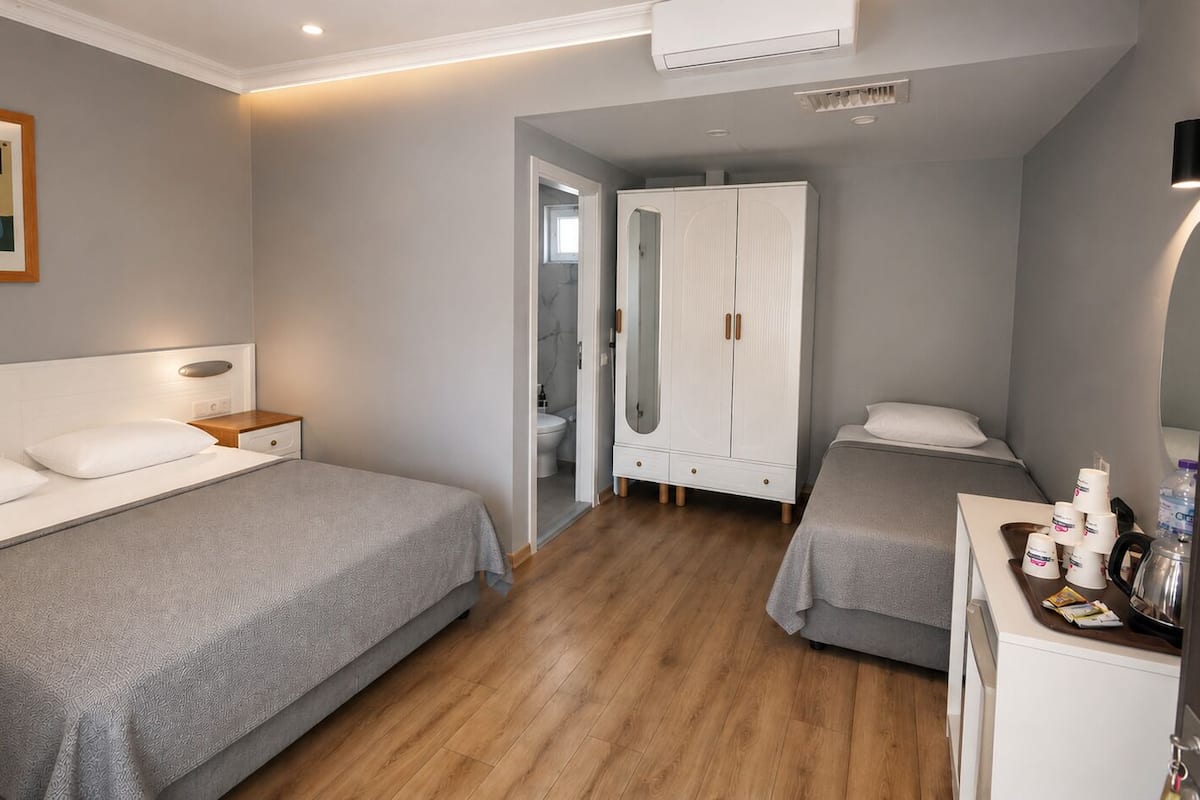 Quarto Duplo Standard, varanda, vista para a piscina | Lençóis de algodão egípcio, roupa de alta qualidade, minibar 