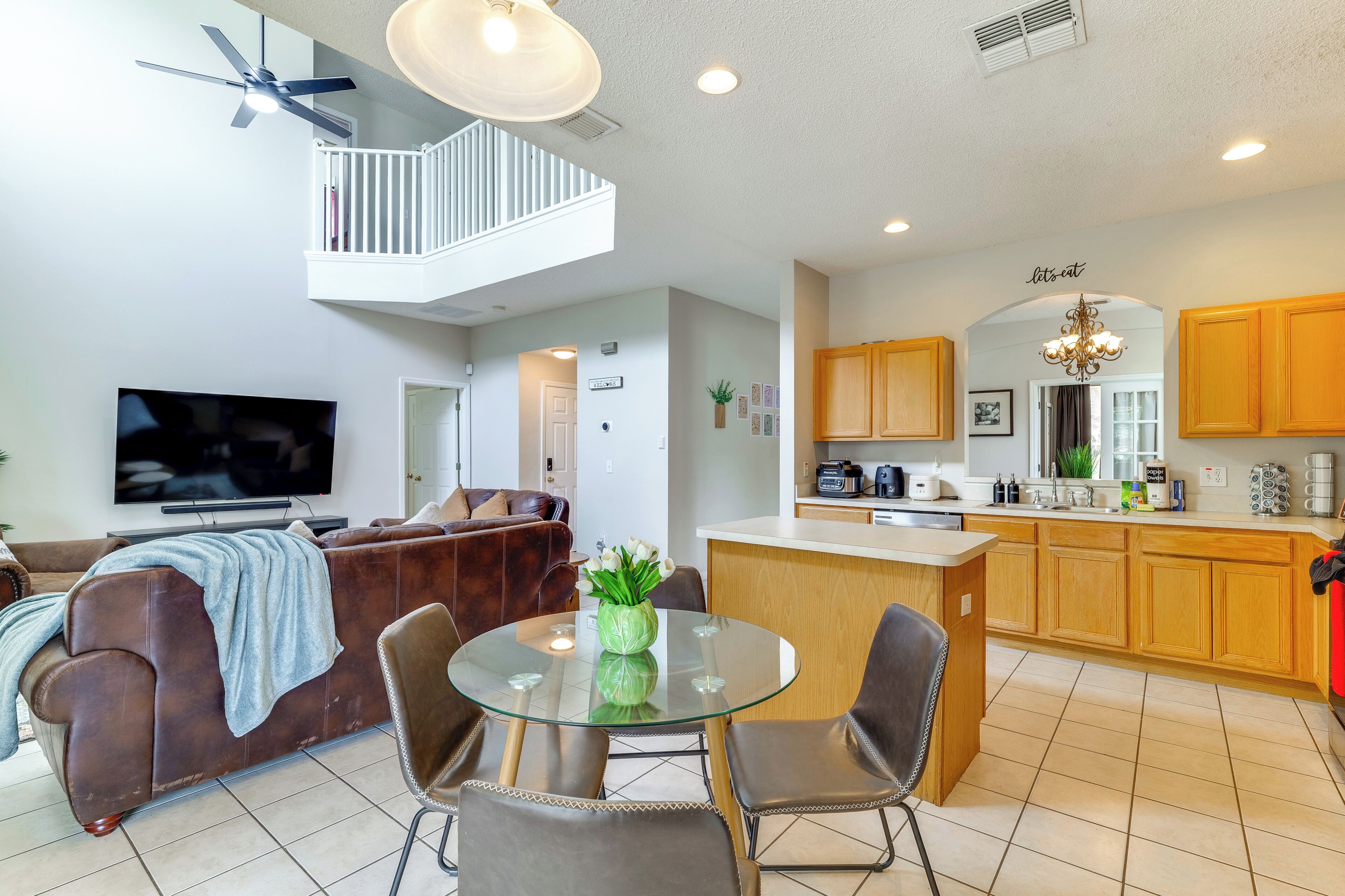 Casa (Multiple Bedrooms) | Parte interna