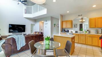 Casa (Multiple Bedrooms) | Parte interna