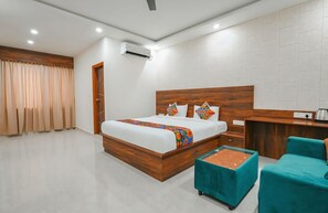 Quarto Duplo Club, Vista para a cidade | Secretária, cortinas/cortinados opacos, ferro/tábua de engomar 