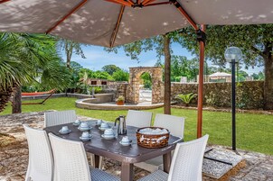 Villa Familiar, 3 quartos, lareira (Casolare Di Puglia with private Pool) | Refeições ao ar livre