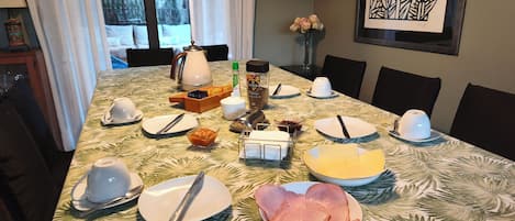 Café da manhã completo grátis todos os dias