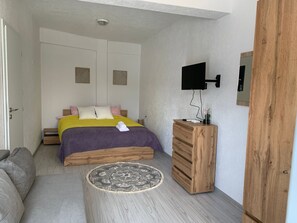 Quarto Triplo, pátio | Cortinas/cortinados opacos, ferro/tábua de engomar, Wi-fi grátis 
