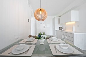 Apartamento conforto, sacada | Opções para refeição