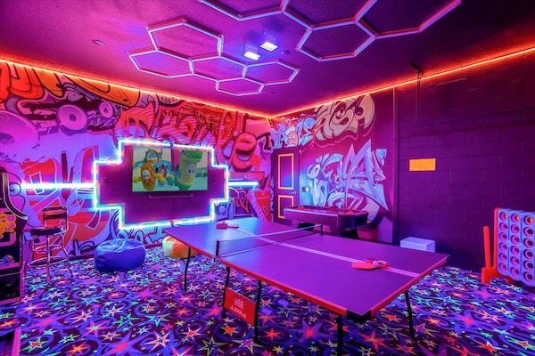 Upstay Mansion W Cinema, Games, Pool - Sleeps 24! - Kissimmee