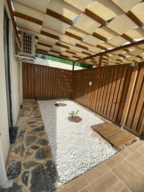 Vila, sacada, vista para a piscina | Área da propriedade