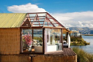 Suite Deluxe, pátio, vista para o lago | Terrenos do alojamento