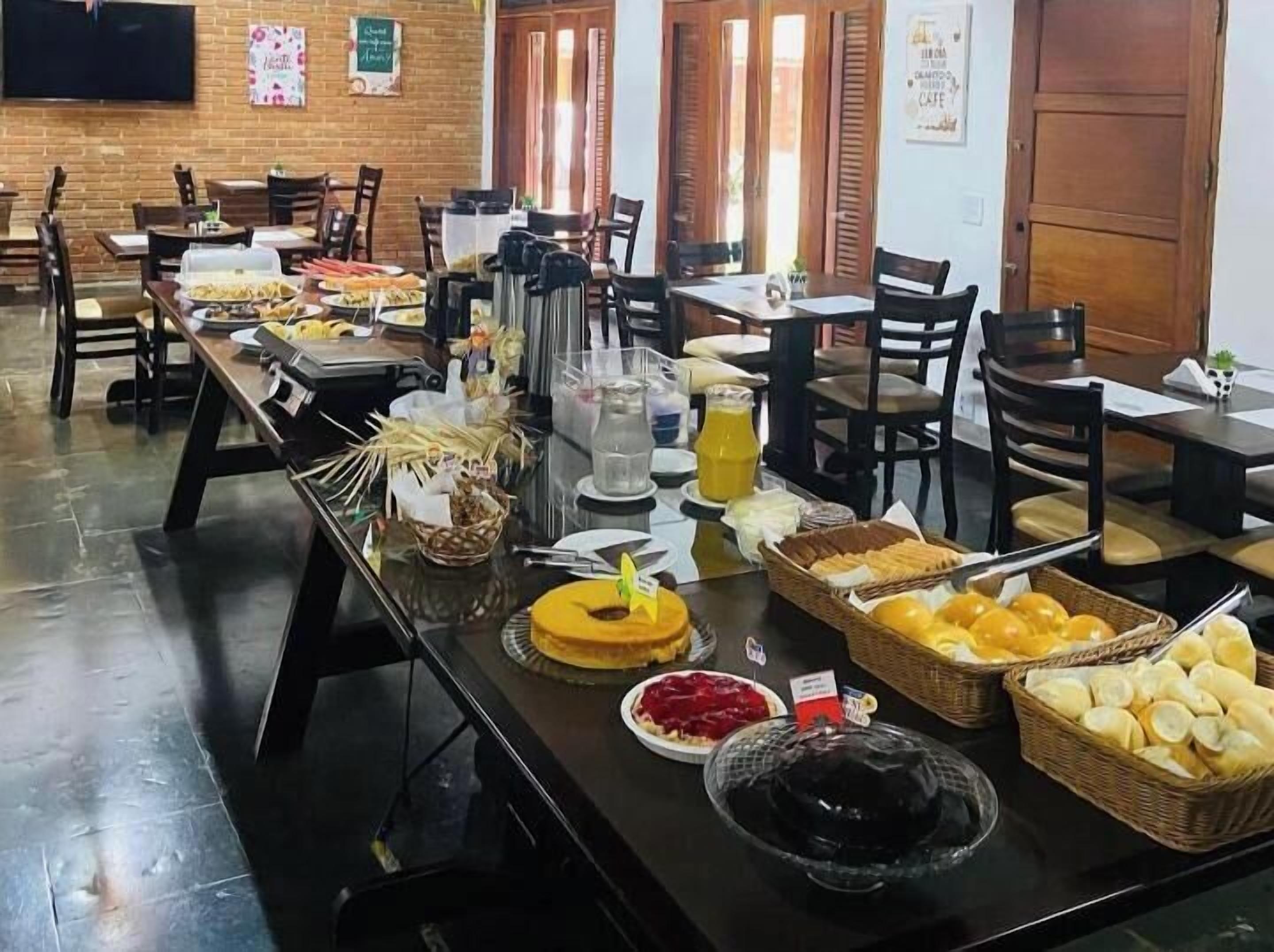Café da manhã com buffet grátis todos os dias