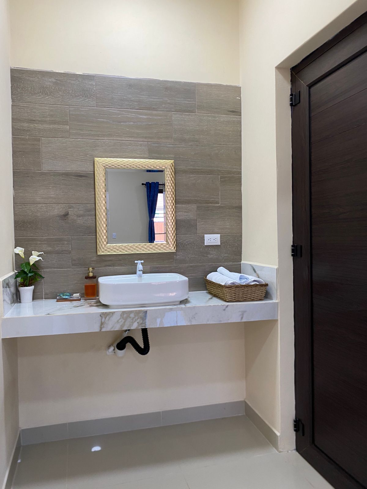 Quarto Duplo, vista para a piscina | Casa de banho | Um polibã, toalhas fornecidas, sabão, champô 