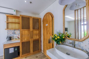 Uma casa de banho moderna com um lavatório de madeira, um lavatório e um espelho.
