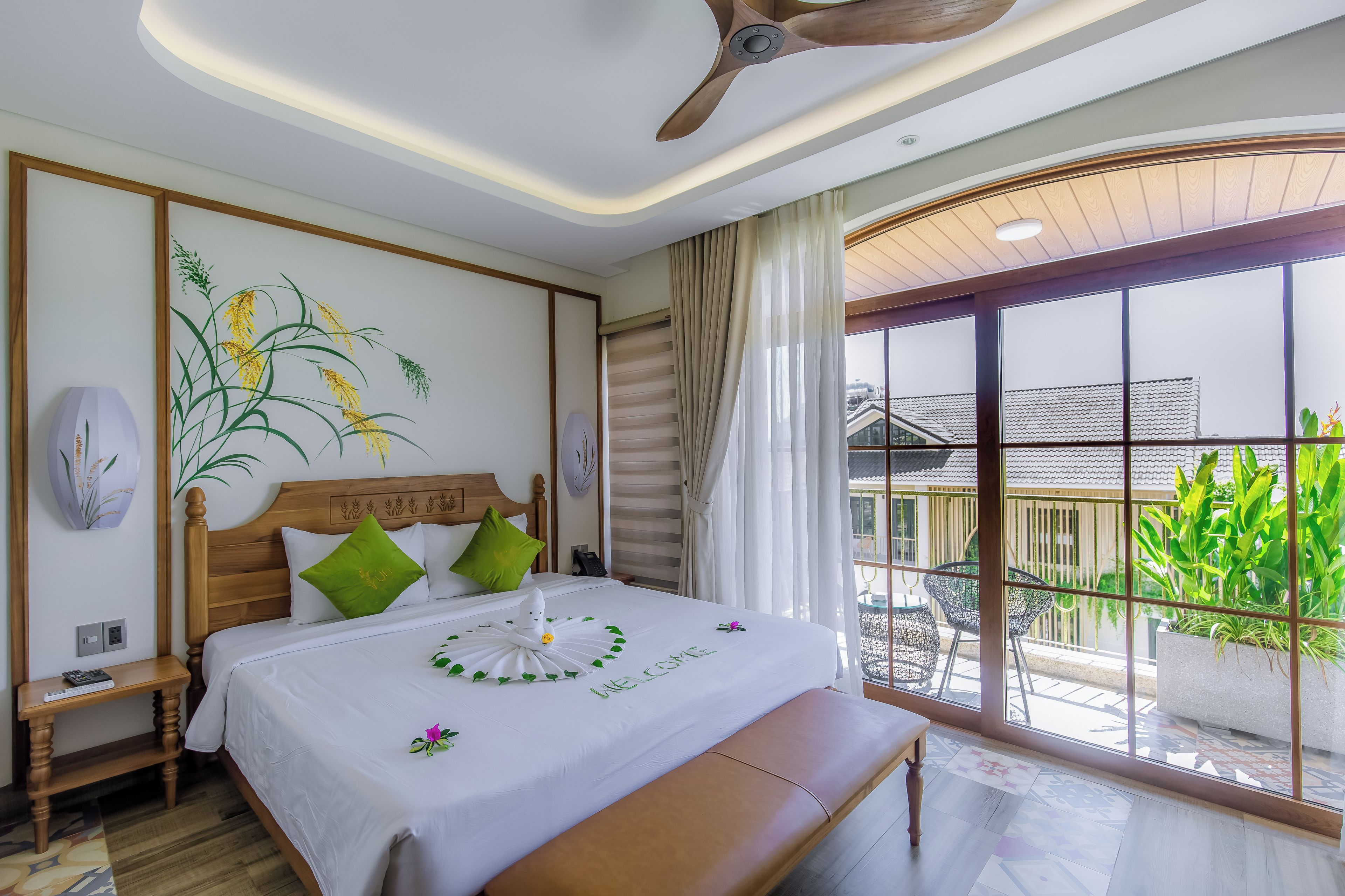 Quarto de hotel com cama, mesa de cabeceira e vista exterior.