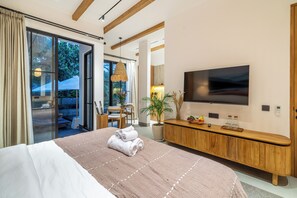 Apartamento Romântico, pátio, vista para o pátio | Lençóis de algodão egípcio, roupa de alta qualidade, cofre no quarto 