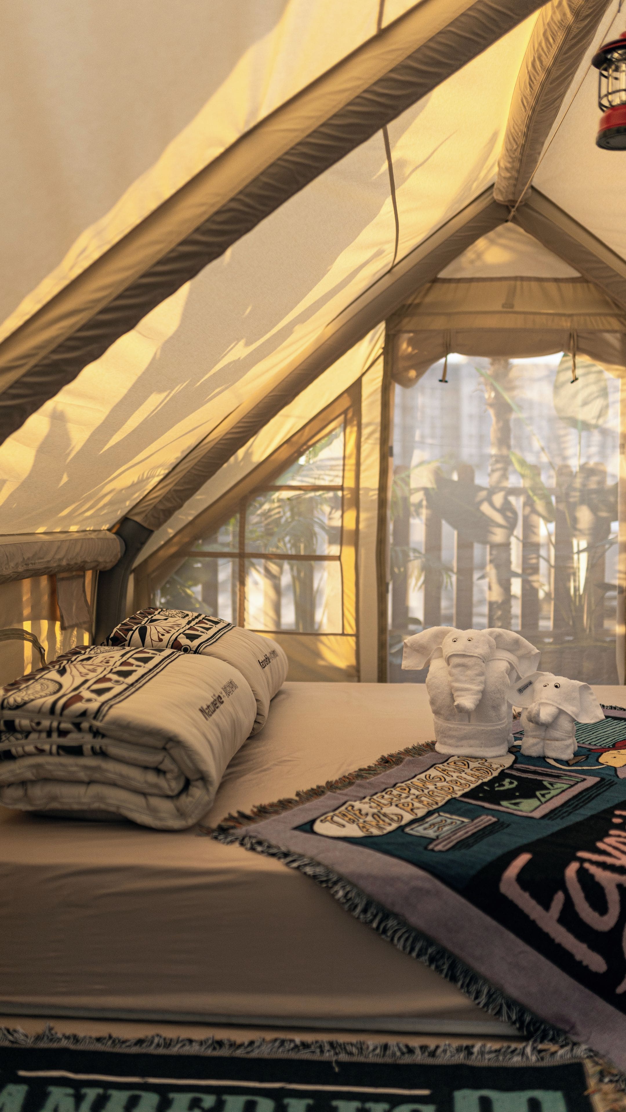 Quarto de sótão acolhedor com cama, almofadas e manta.