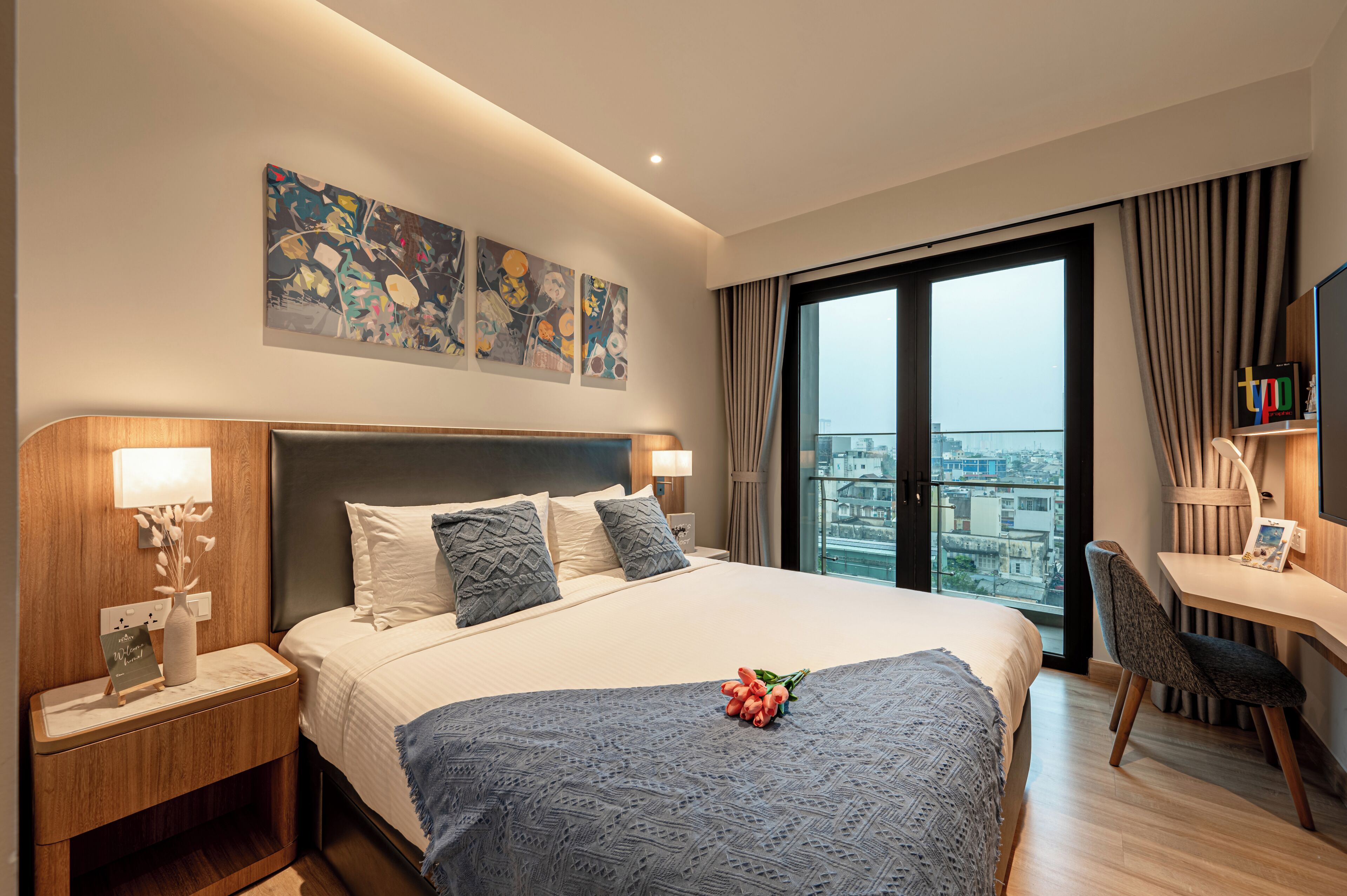 Com mobília individualizada, secretária, cortinas/cortinados opacos 