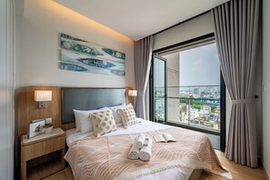 Apartamento Premier, 3 quartos, varanda | Com mobília individualizada, secretária, cortinas/cortinados opacos 