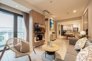 Apartamento de Luxo, 2 quartos, varanda, Vista para a cidade | Com mobília individualizada, secretária, cortinas/cortinados opacos 