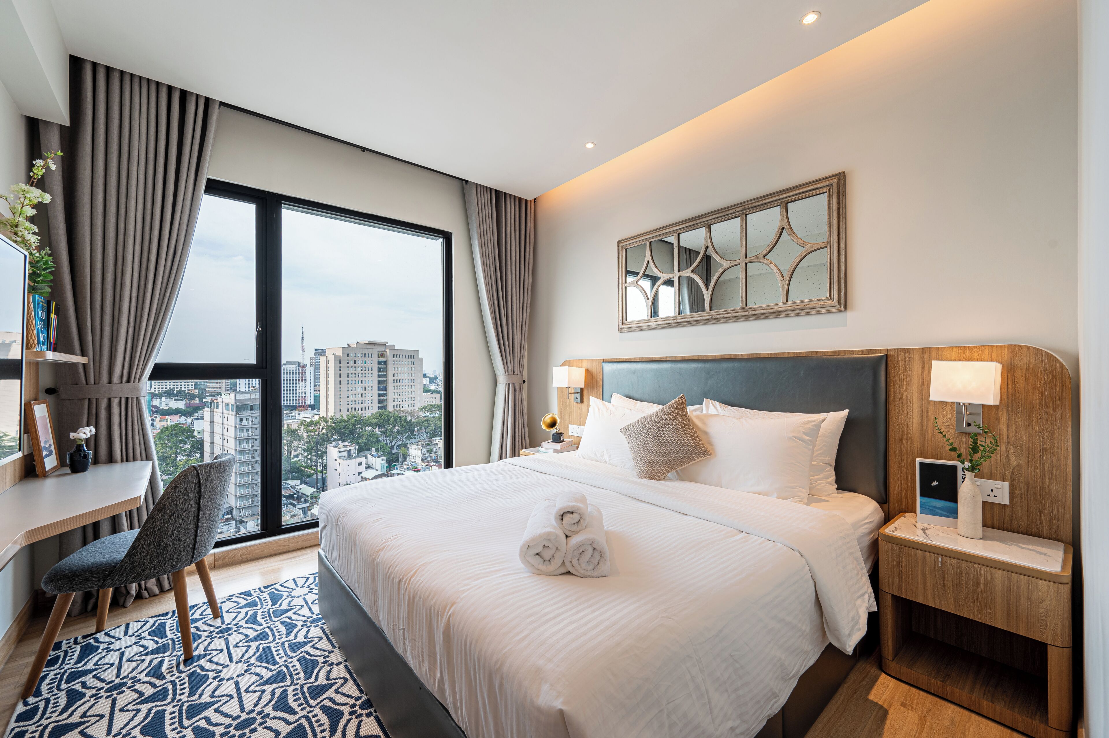 Apartamento de Luxo, 2 quartos, varanda, Vista para a cidade | Com mobília individualizada, secretária, cortinas/cortinados opacos 