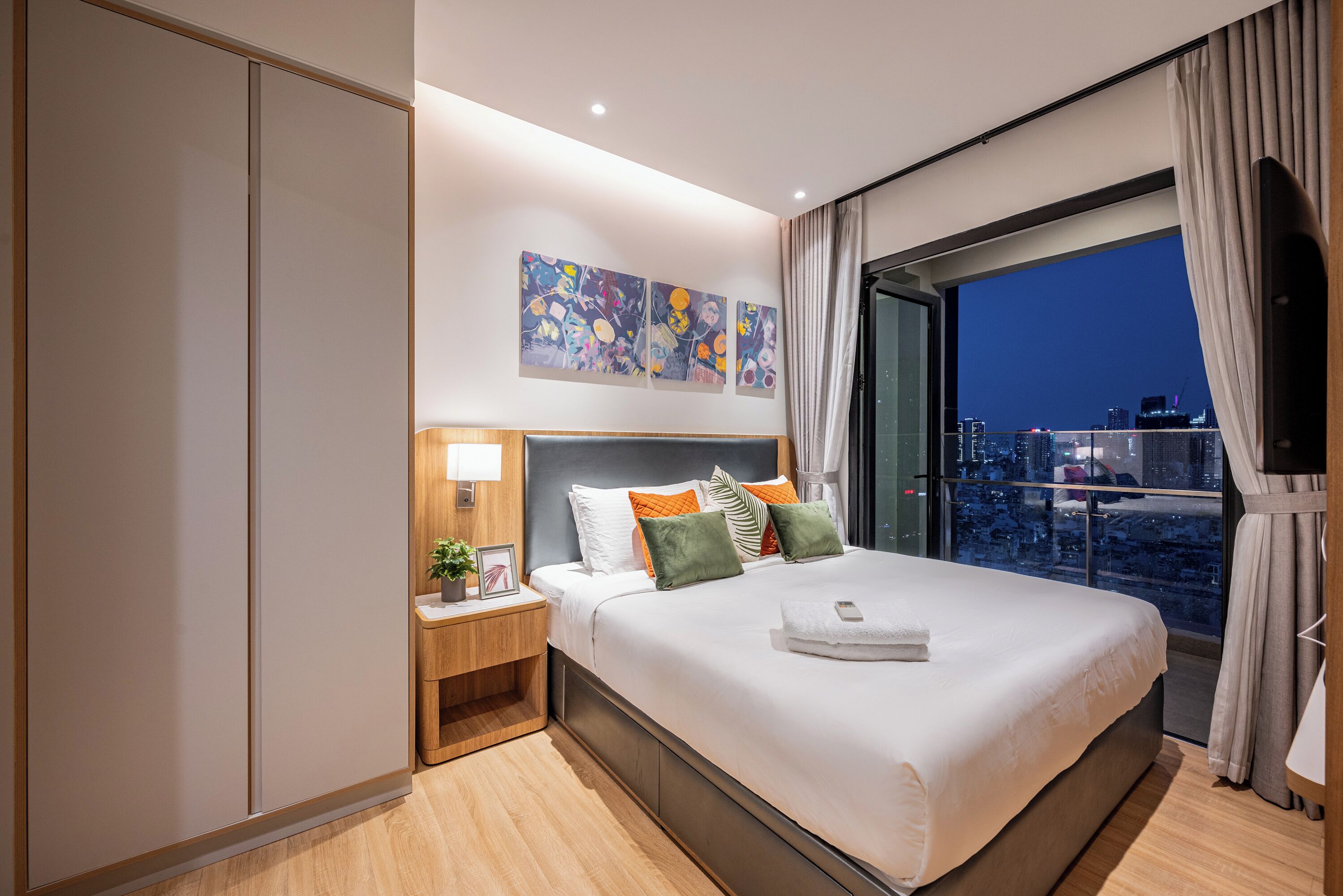 Apartamento Exclusivo, 2 quartos, varanda, Vista para a cidade | Com mobília individualizada, secretária, cortinas/cortinados opacos 