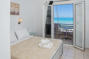Secretária, cortinas/cortinados opacos, ferro/tábua de engomar 