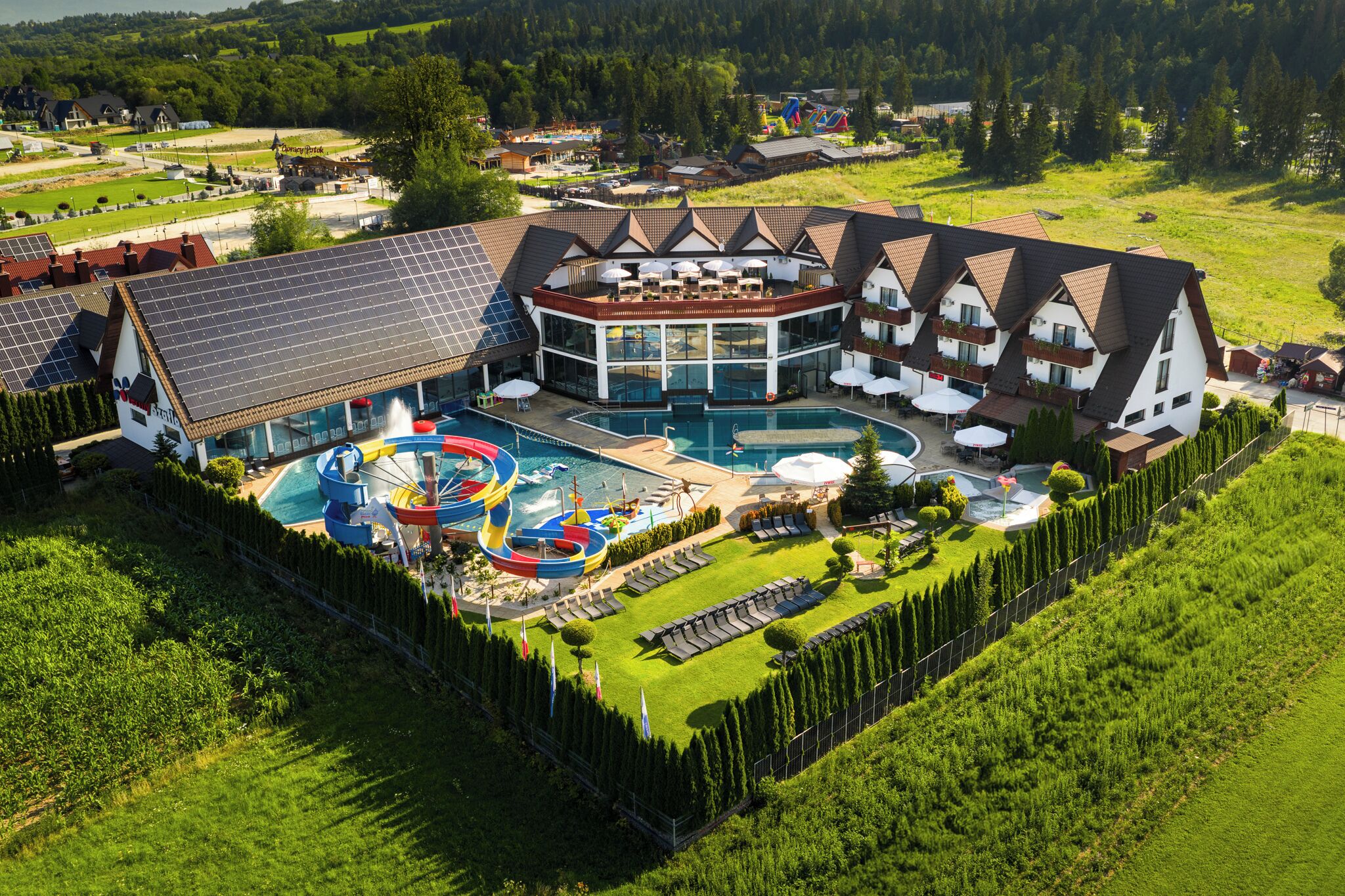 Um resort com piscina, toboáguas e uma grande área externa.
