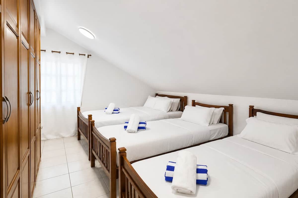 Quarto básico | Wi-Fi de cortesia, roupa de cama
