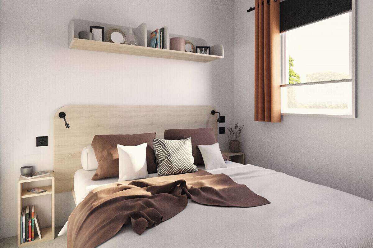 Quarto moderno com cabeceira de madeira, mesa de cabeceira com abajur, prateleira com livros e objetos decorativos, e janela com cortinas.