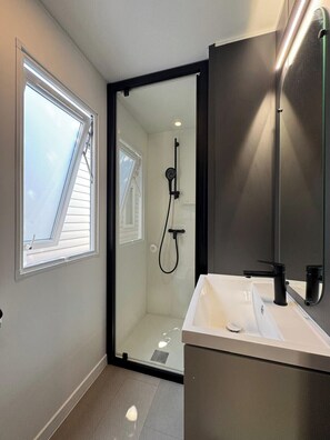 Casa Comfort, 2 quartos, cozinha, vista para o pátio | Casa de banho | Um secador de cabelo, toalhas fornecidas, sabão, champô 