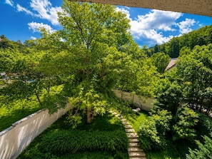 Quarto Duplo Superior, vista para o jardim | Terrenos do alojamento