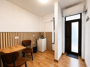 Quarto Duplo Superior, 1 cama king-size e sofá-cama, vista para o jardim | Refeições no quarto