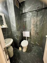 Quarto Triplo Económico, varanda, vista para a praia | Casa de banho | Um polibã, um secador de cabelo, toalhas fornecidas, sabão 