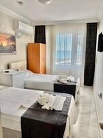 Quarto triplo econômico, sacada, vista para a praia | Wi-Fi de cortesia